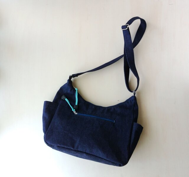 【一点物】デニムのショルダーバッグ ネイビー | iichi 日々の暮らしを心地よくするハンドメイドやアンティークのマーケットプレイス