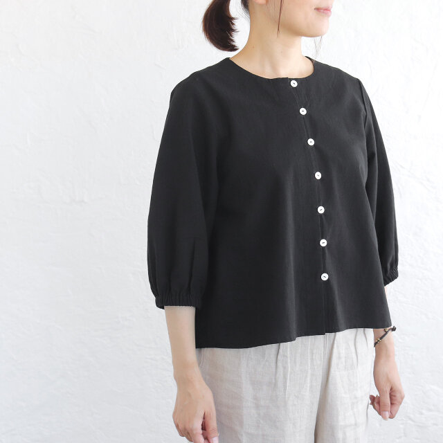 夏を心地よく 東炊きコットンリネン 五分袖ループボタン羽織りブラウス（ブラック）TP22 | iichi 日々の暮らしを心地よくするハンドメイドやアンティークのマーケットプレイス