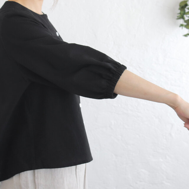 夏を心地よく 東炊きコットンリネン 五分袖ループボタン羽織りブラウス（ブラック）TP22 | iichi 日々の暮らしを心地よくするハンドメイドやアンティークのマーケットプレイス