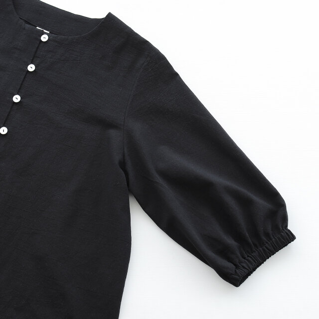 夏を心地よく 東炊きコットンリネン 五分袖ループボタン羽織りブラウス（ブラック）TP22 | iichi 日々の暮らしを心地よくするハンドメイドやアンティークのマーケットプレイス