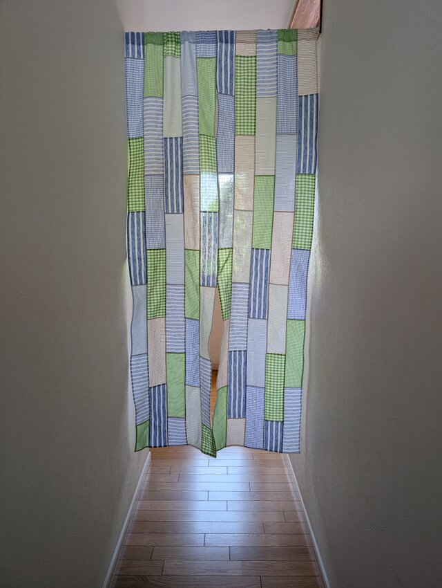 ♥️夏♥️涼しげロングのれん♥️グリーンとブルー♥️細長パッチワーク★85 175★ | iichi 日々の暮らしを心地よくするハンドメイドやアンティークのマーケットプレイス