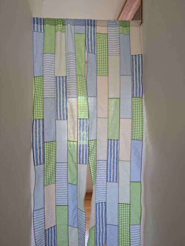 ♥️夏♥️涼しげロングのれん♥️グリーンとブルー♥️細長パッチワーク★85 175★ | iichi 日々の暮らしを心地よくするハンドメイドやアンティークのマーケットプレイス