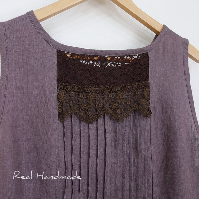 ヨーロッパリネンモカ・前後ピンタックと前裾レースのマキシワンピース | iichi 日々の暮らしを心地よくするハンドメイドやアンティークのマーケットプレイス