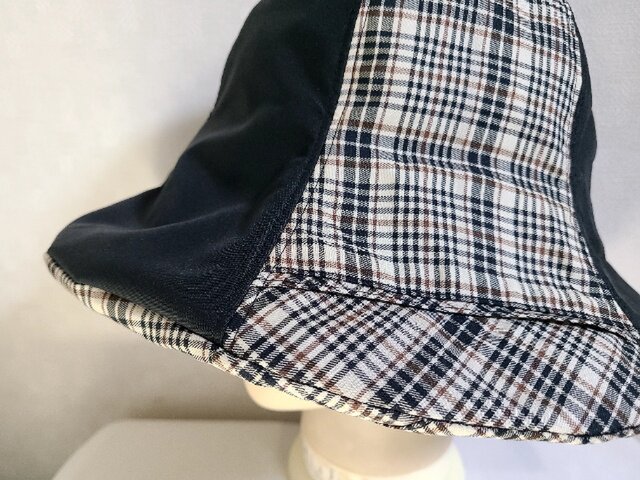 魅せる帽子☆急な雨にも安心!!リバーシブルレインハット～ブラック&チェック柄 | iichi 日々の暮らしを心地よくするハンドメイドやアンティークのマーケットプレイス