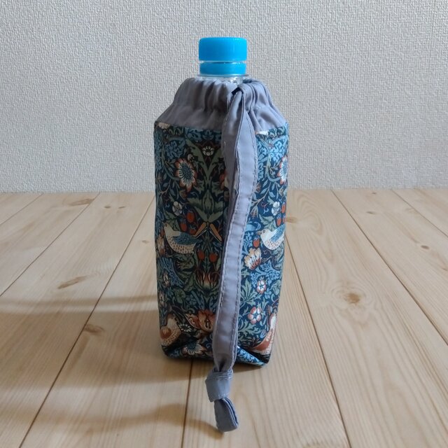 ウィリアムモリス 保温・保冷！！洗える ペットボトルカバー いちご泥棒 ブルー 297 | iichi 日々の暮らしを心地よくするハンドメイドやアンティークのマーケットプレイス