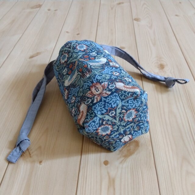 ウィリアムモリス 保温・保冷！！洗える ペットボトルカバー いちご泥棒 ブルー 297 | iichi 日々の暮らしを心地よくするハンドメイドやアンティークのマーケットプレイス