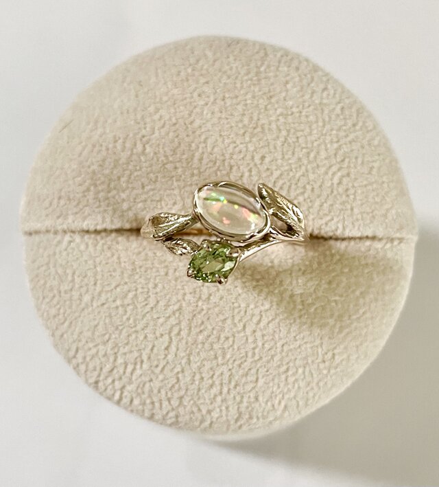 ミントガーネットとオパールのK10の指輪 | iichi 日々の暮らしを心地よくするハンドメイドやアンティークのマーケットプレイス