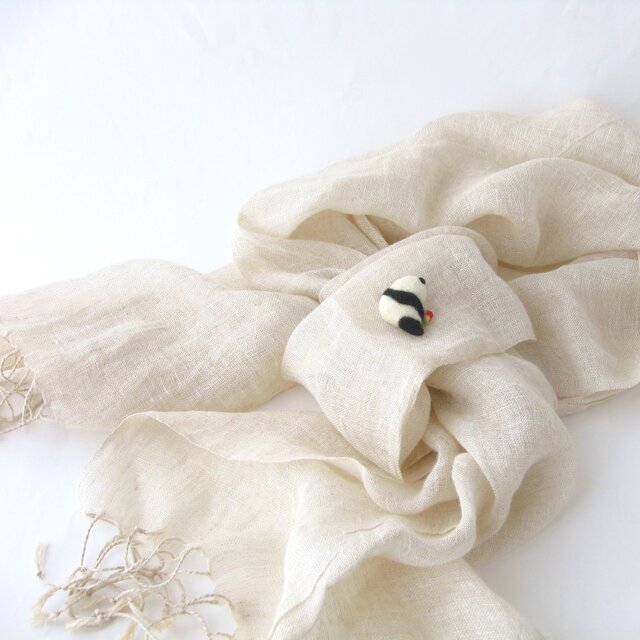 フェルトのブローチ 黄昏パンダの後姿 花束を持って (FAB-016-P)【受注制作】 | iichi 日々の暮らしを心地よくするハンドメイドやアンティークのマーケットプレイス