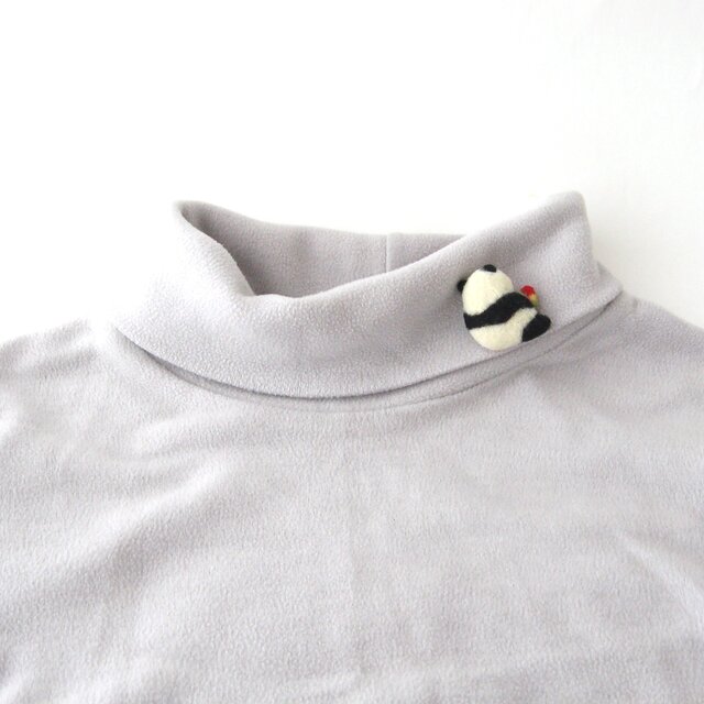 フェルトのブローチ 黄昏パンダの後姿 花束を持って (FAB-016-P)【受注制作】 | iichi 日々の暮らしを心地よくするハンドメイドやアンティークのマーケットプレイス