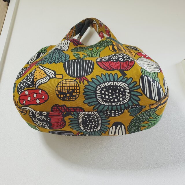 普段使いのマチたっぷりトートバッグ 野菜柄 | iichi 日々の暮らしを心地よくするハンドメイドやアンティークのマーケットプレイス