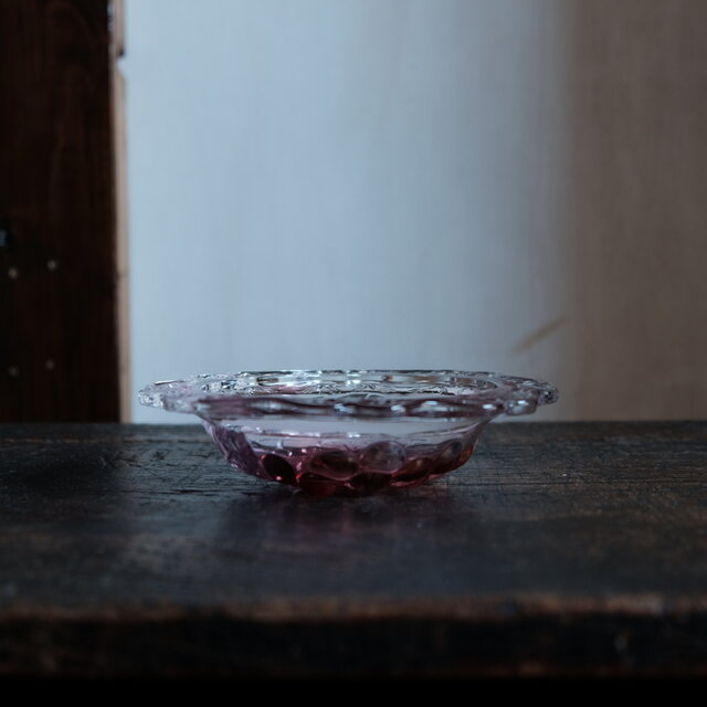 素敵な形状 葡萄とリーフ。硝子変形深皿 プレスガラス 昭和レトロ 暮らしに。昭和後期 | iichi 日々の暮らしを心地よくするハンドメイドやアンティークのマーケットプレイス