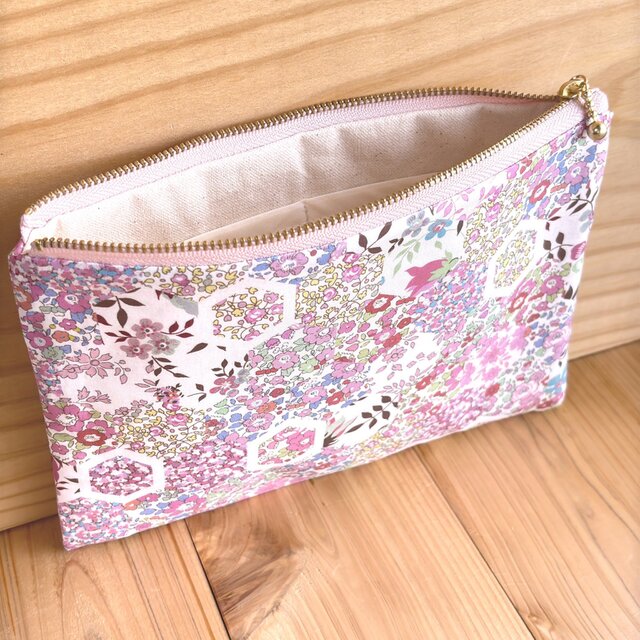 リバティ 20cmファスナー フラットポーチ ポケット付 ＜Patchwork Stories＞(パッチワーク・ストーリーズ) | iichi 日々の暮らしを心地よくするハンドメイドや ...