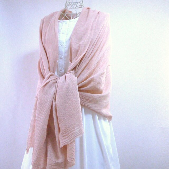 草木染め・お茶の種の殻染め・コットン・たっぷり大判ストール（ピンクベージュ） | iichi 日々の暮らしを心地よくするハンドメイドやアンティークのマーケットプレイス