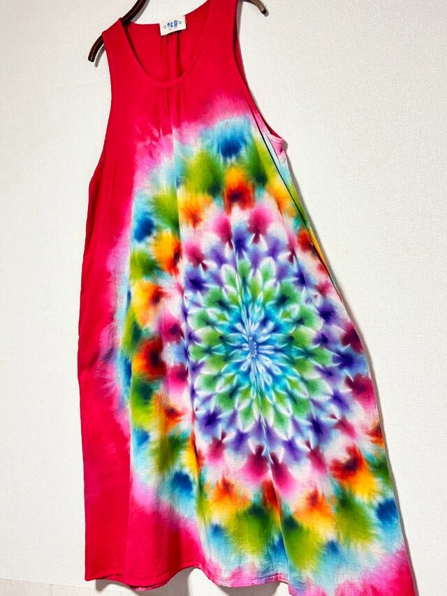 タイダイ ノースリーブワンピース 幻想的な大曼荼羅 紅赤色 HD24-33 | iichi 日々の暮らしを心地よくするハンドメイドやアンティークのマーケットプレイス