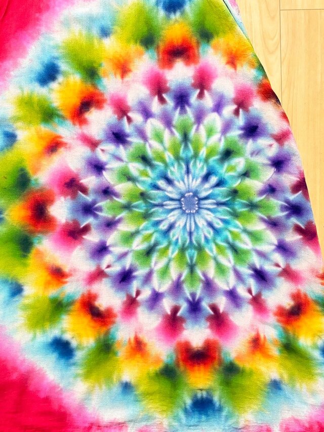 タイダイ ノースリーブワンピース 幻想的な大曼荼羅 紅赤色 HD24-33 | iichi 日々の暮らしを心地よくするハンドメイドやアンティークのマーケットプレイス