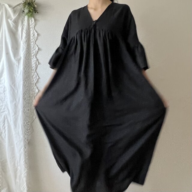 Vネックギャザーワンピース(ブラック/カラシ/グレー/くすみパープル/フューシャピンク) | iichi 日々の暮らしを心地よくするハンドメイドやアンティークのマーケットプレイス