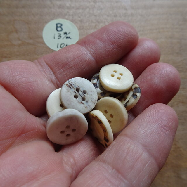 日本の鹿の角ボタン4穴10個セット13㎜B | iichi 日々の暮らしを心地よくするハンドメイドやアンティークのマーケットプレイス