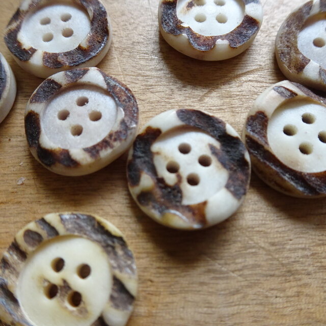 日本の鹿の角ボタン4穴10個セット13㎜C | iichi 日々の暮らしを心地よくするハンドメイドやアンティークのマーケットプレイス