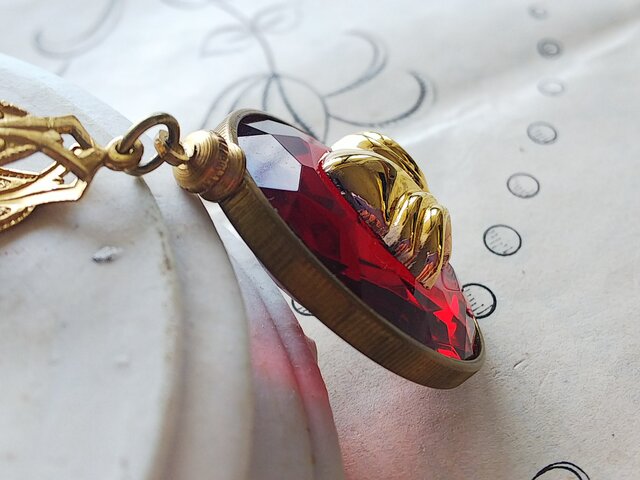 ヴィンテージ 深いルビーGlassとフルール･ド･リス クラシカルネックレス | iichi 日々の暮らしを心地よくするハンドメイドやアンティークのマーケットプレイス