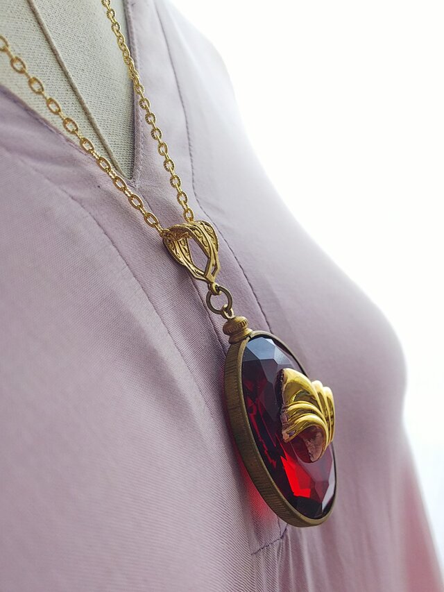 ヴィンテージ 深いルビーGlassとフルール･ド･リス クラシカルネックレス | iichi 日々の暮らしを心地よくするハンドメイドやアンティークのマーケットプレイス