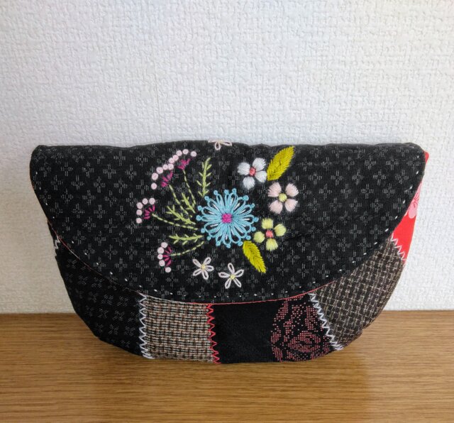 花の刺繍ポーチ 74 | iichi 日々の暮らしを心地よくするハンドメイドやアンティークのマーケットプレイス