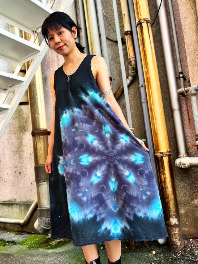 タイダイ ノースリーブワンピース 黒 ブラックビューティ 美しい幻想的なスノーフレイク HD24-34 | iichi 日々の暮らしを心地よくするハンドメイドやアンティークのマーケットプレイス