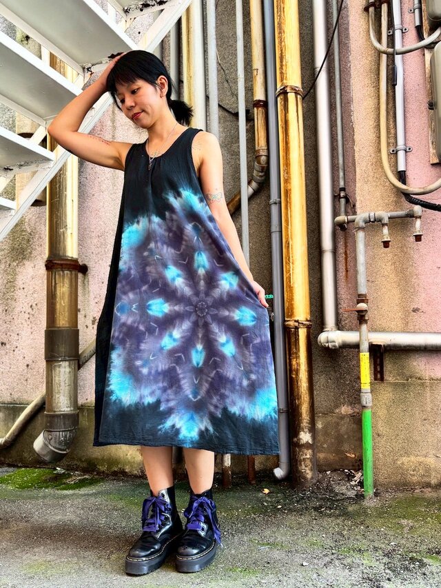 タイダイ ノースリーブワンピース 黒 ブラックビューティ 美しい幻想的なスノーフレイク HD24-34 | iichi 日々の暮らしを心地よくするハンドメイドやアンティークのマーケットプレイス