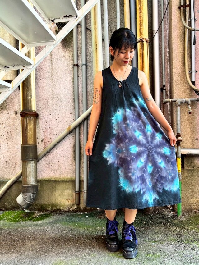 タイダイ ノースリーブワンピース 黒 ブラックビューティ 美しい幻想的なスノーフレイク HD24-34 | iichi 日々の暮らしを心地よくするハンドメイドやアンティークのマーケットプレイス