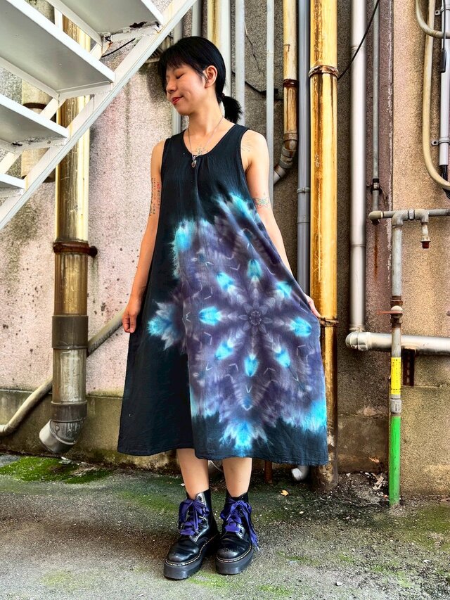 タイダイ ノースリーブワンピース 黒 ブラックビューティ 美しい幻想的なスノーフレイク HD24-34 | iichi 日々の暮らしを心地よくするハンドメイドやアンティークのマーケットプレイス
