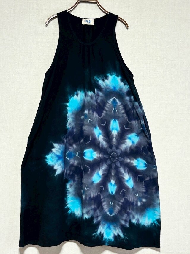 タイダイ ノースリーブワンピース 黒 ブラックビューティ 美しい幻想的なスノーフレイク HD24-34 | iichi 日々の暮らしを心地よくするハンドメイドやアンティークのマーケットプレイス