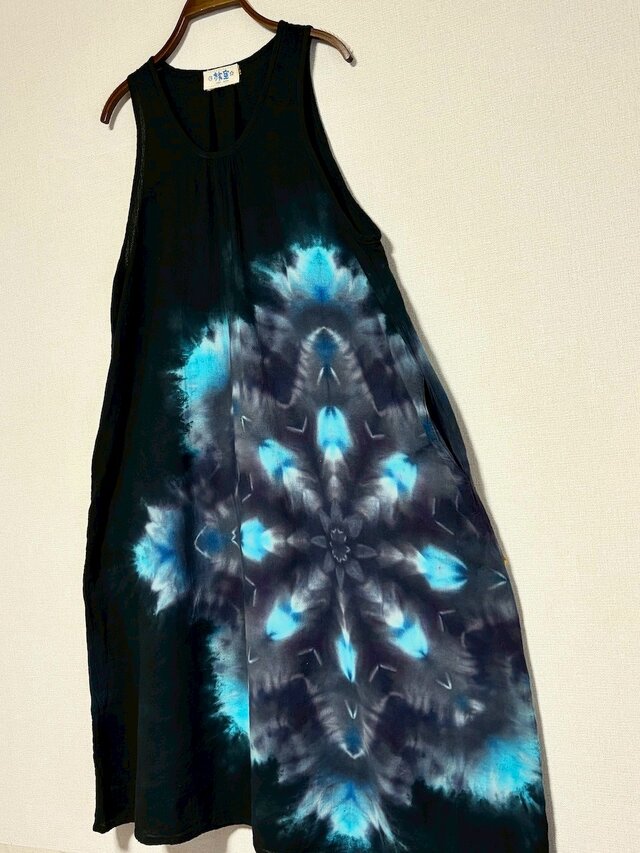 タイダイ ノースリーブワンピース 黒 ブラックビューティ 美しい幻想的なスノーフレイク HD24-34 | iichi 日々の暮らしを心地よくするハンドメイドやアンティークのマーケットプレイス