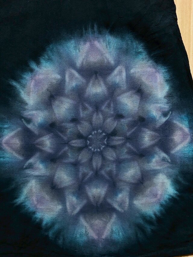 タイダイ ノースリーブワンピース 黒 ブラックビューティ 美しい幻想的なスノーフレイク HD24-34 | iichi 日々の暮らしを心地よくするハンドメイドやアンティークのマーケットプレイス