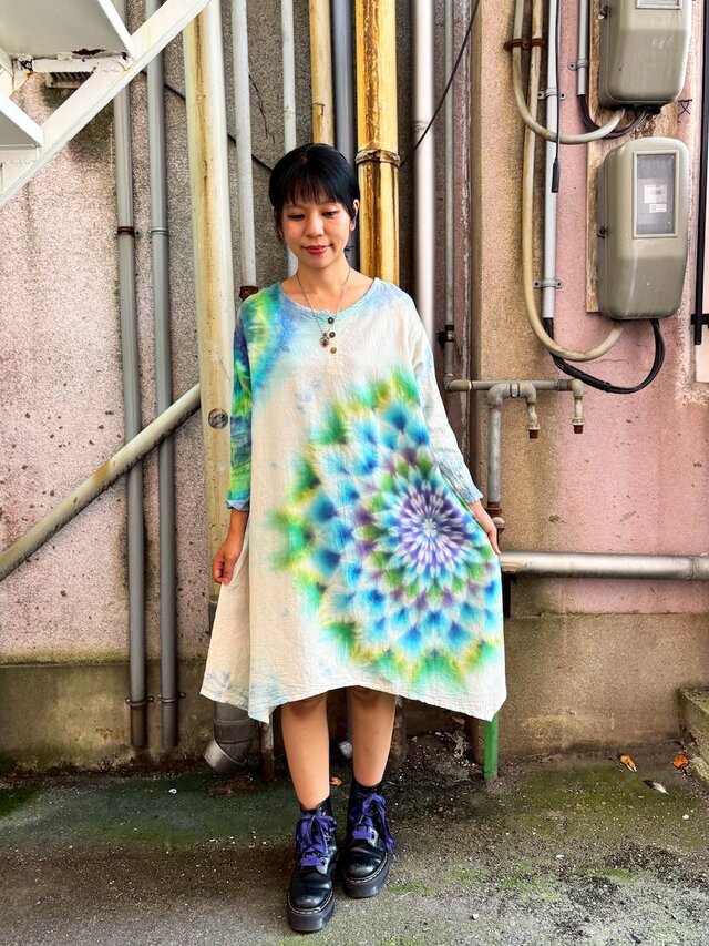 タイダイ ヘンリーネック 長袖 ワンピース ホワイト グリーン ブルー 幻想的な大曼荼羅 HD24-35 | iichi 日々の暮らしを心地よくするハンドメイドやアンティークのマーケットプレイス