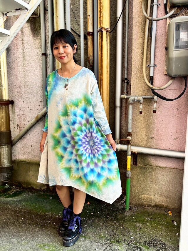 タイダイ ヘンリーネック 長袖 ワンピース ホワイト グリーン ブルー 幻想的な大曼荼羅 HD24-35 | iichi 日々の暮らしを心地よくするハンドメイドやアンティークのマーケットプレイス