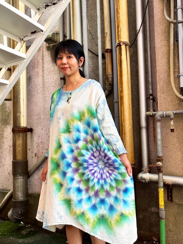 タイダイ ヘンリーネック 長袖 ワンピース ホワイト グリーン ブルー 幻想的な大曼荼羅 HD24-35 | iichi 日々の暮らしを心地よくするハンドメイドやアンティークのマーケットプレイス