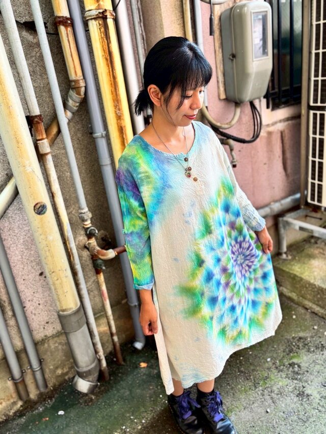 タイダイ ヘンリーネック 長袖 ワンピース ホワイト グリーン ブルー 幻想的な大曼荼羅 HD24-35 | iichi 日々の暮らしを心地よくするハンドメイドやアンティークのマーケットプレイス