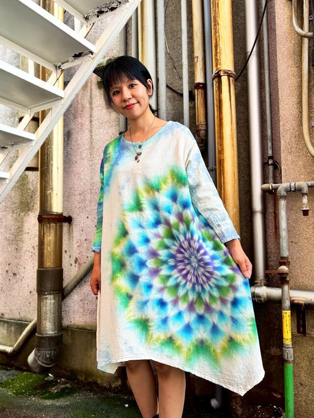 タイダイ ヘンリーネック 長袖 ワンピース ホワイト グリーン ブルー 幻想的な大曼荼羅 HD24-35 | iichi 日々の暮らしを心地よくするハンドメイドやアンティークのマーケットプレイス