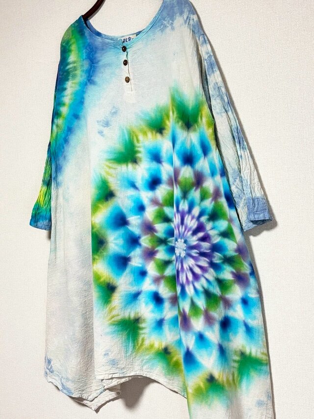 タイダイ ヘンリーネック 長袖 ワンピース ホワイト グリーン ブルー 幻想的な大曼荼羅 HD24-35 | iichi 日々の暮らしを心地よくするハンドメイドやアンティークのマーケットプレイス