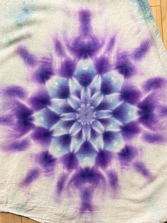 タイダイ ヘンリーネック 長袖 ワンピース ホワイト グリーン ブルー 幻想的な大曼荼羅 HD24-35 | iichi 日々の暮らしを心地よくするハンドメイドやアンティークのマーケットプレイス