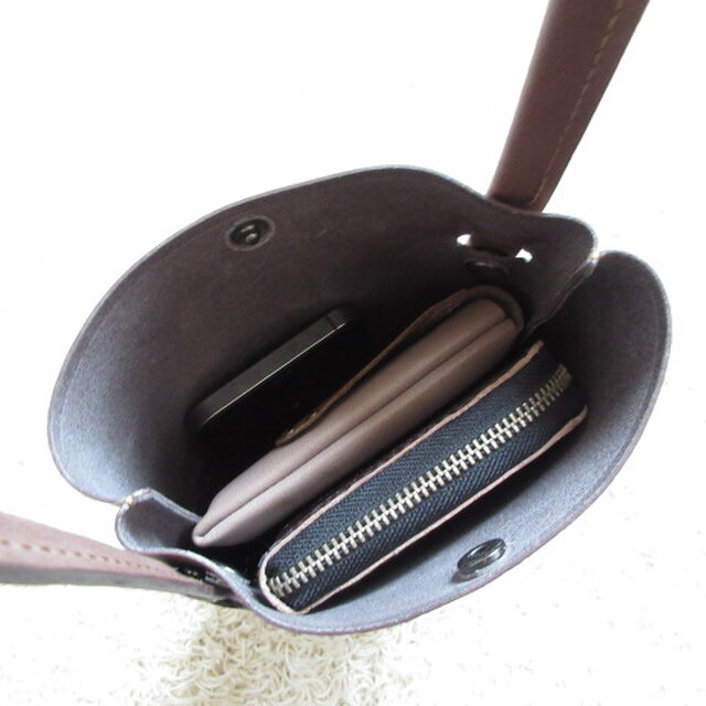 《牛革》ちょっと大き目・2WAY～ミニサコッシュ・カフェオレブラウン・0107 | iichi 日々の暮らしを心地よくするハンドメイドやアンティークのマーケットプレイス