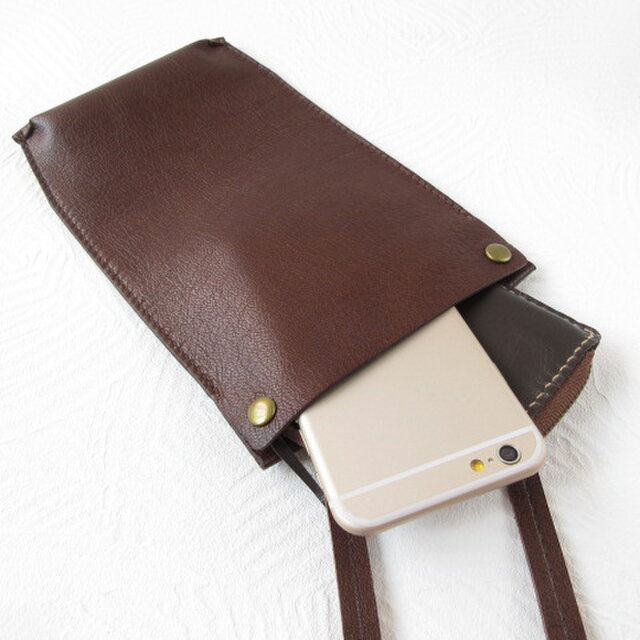 【アウトレットライン】《牛革》スマホショルダー・フラットタイプ・ポーチ・057 | iichi 日々の暮らしを心地よくするハンドメイドやアンティークのマーケットプレイス