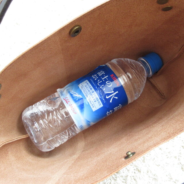 ショート丈♪《牛革》底マチワイド・一枚革のミニトート・ダークブラウン・0616 | iichi 日々の暮らしを心地よくするハンドメイドやアンティークのマーケットプレイス