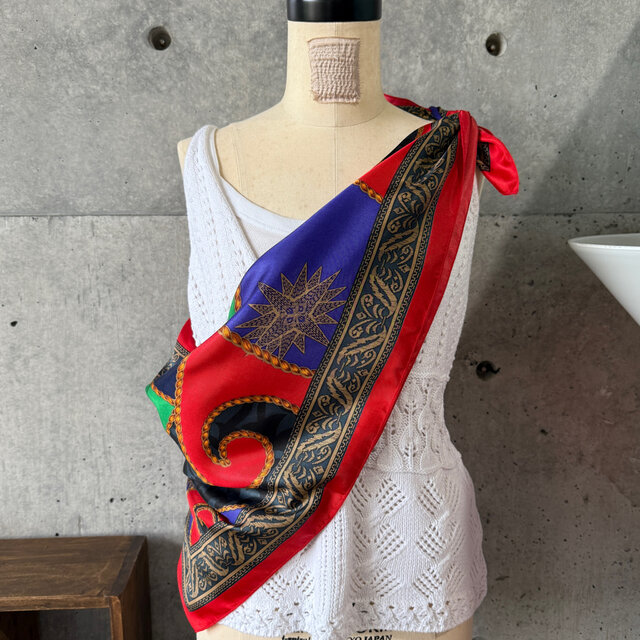 SC15-ヴィンテージスカーフ U.S.A. Artistic Textile Red Green Navy Square | iichi 日々の暮らしを心地よくするハンドメイドやアンティーク ...