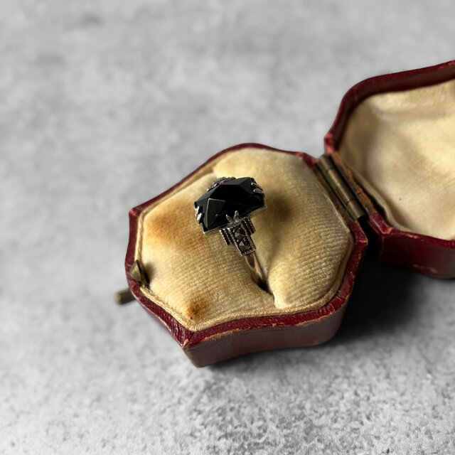 033 ヴィンテージ 「夜空の輝き」古ガラスのリング | iichi 日々の暮らしを心地よくするハンドメイドやアンティークのマーケットプレイス