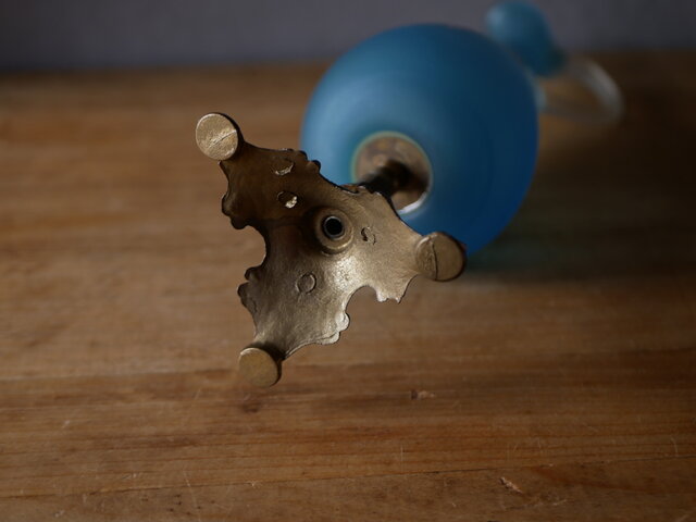 ブルー フロストガラスのピシェ 花器 花瓶 フランスアンティーク ヴィンテージ | iichi 日々の暮らしを心地よくするハンドメイドやアンティークのマーケットプレイス