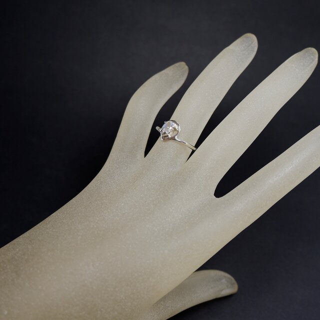 ～鮮やかなブルーの幻想～アンデシン・ラブラドライトのデザインリング 12.5号 天然石アクセサリー 一点物 macari | iichi 日々の暮らしを心地よくするハンドメイドやアンティークの ...