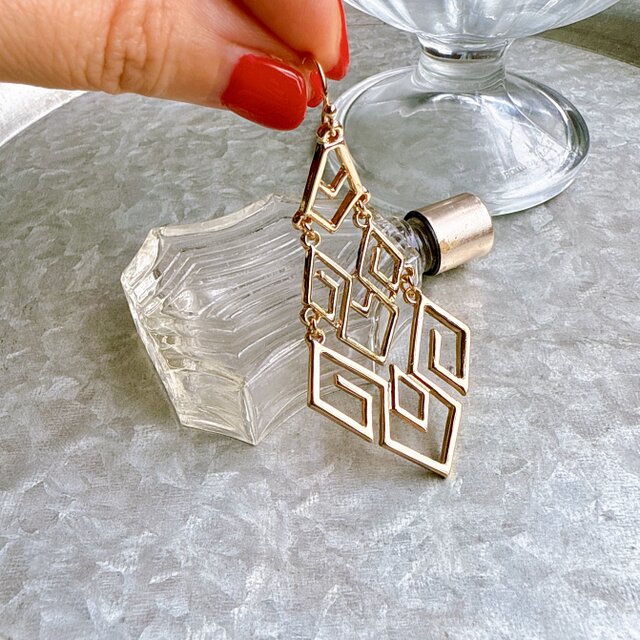 PA365-【 AVON 】エイボン・ヴィンテージピアス 1980〜90s Gold Tone Geodiva Hook | iichi 日々の暮らしを心地よくするハンドメイドやアンティークの ...