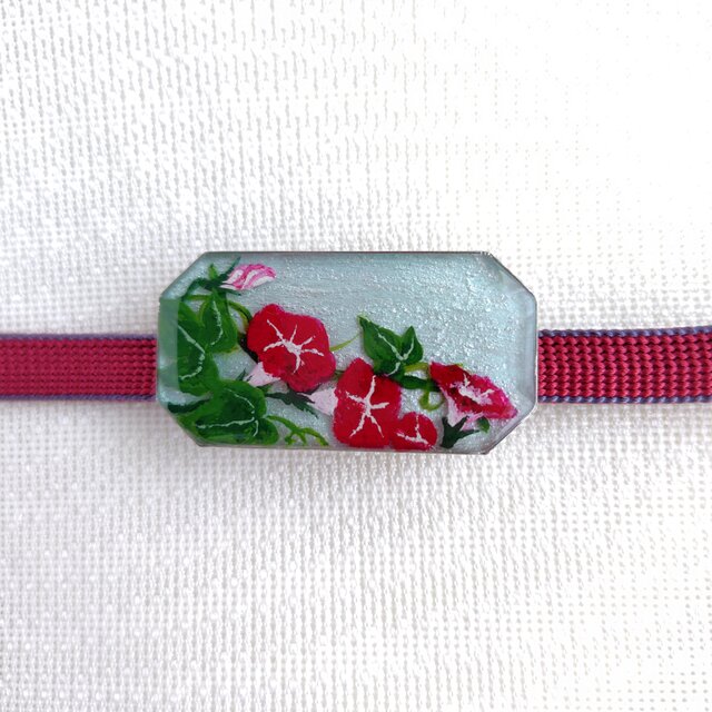 赤い朝顔＊手描きレジンの帯留め | iichi 日々の暮らしを心地よくするハンドメイドやアンティークのマーケットプレイス