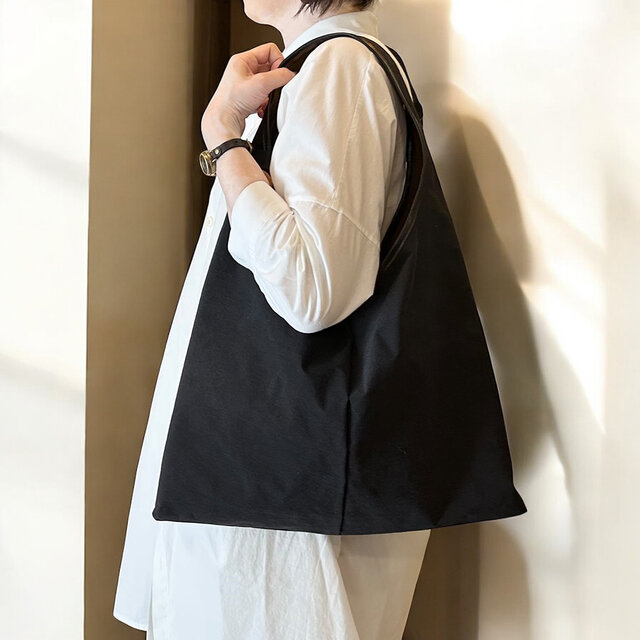 オオカミ少年：ブラック（KONBU 撥水加工ナイロン素材ワンショルダーバッグ） 受注製作 | iichi 日々の暮らしを心地よくするハンドメイドやアンティークのマーケットプレイス