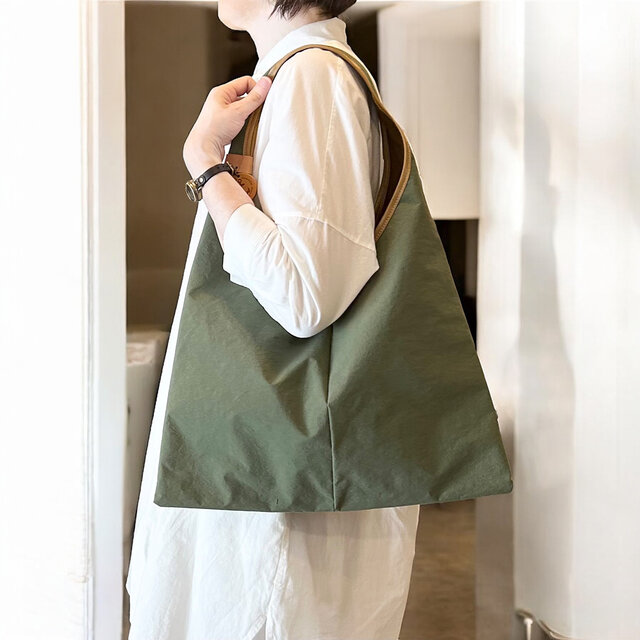 オオカミ少年：オリーブ（KONBU 撥水加工ナイロン素材ワンショルダーバッグ） 受注製作 | iichi 日々の暮らしを心地よくするハンドメイドやアンティークのマーケットプレイス